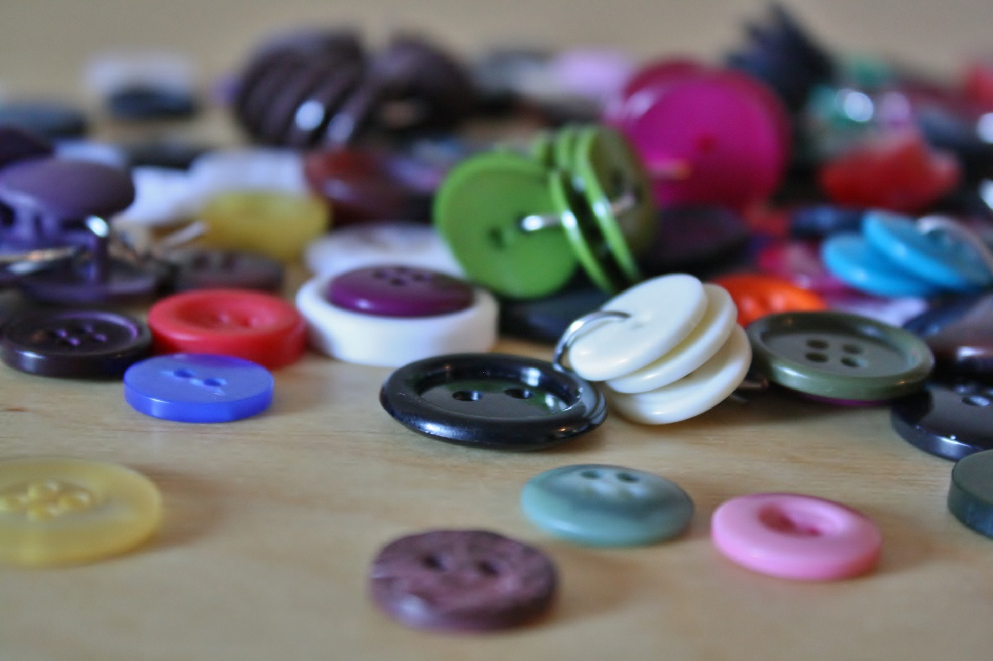 ORGANIZE YOUR BUTTONS – yellow spool